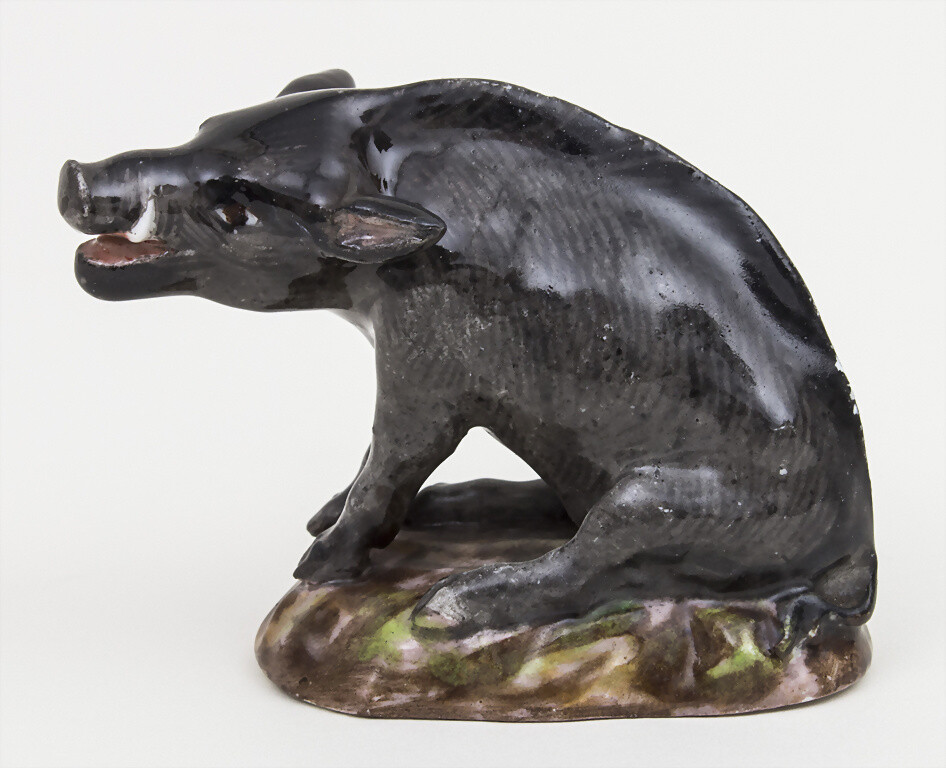 Sitzendes Wildschwein / A sitting boar, Meissen, Mitte 18. Jh ...