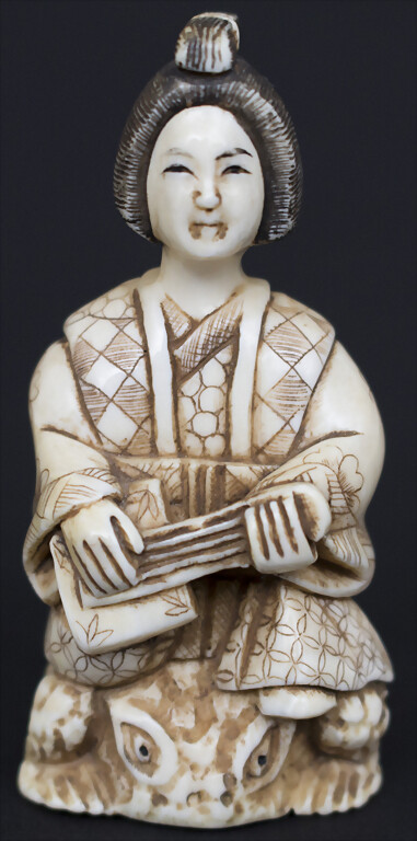 Netsuke 'Geisha auf einer Kröte' / A Netsuke 'Geisha seated on a turtle ...